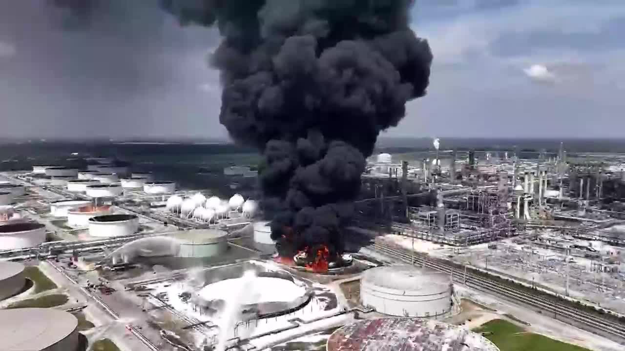 VIDEO: Massive Fire Erupts at Marathon Oil Refinery in Texas – Scoop Hub