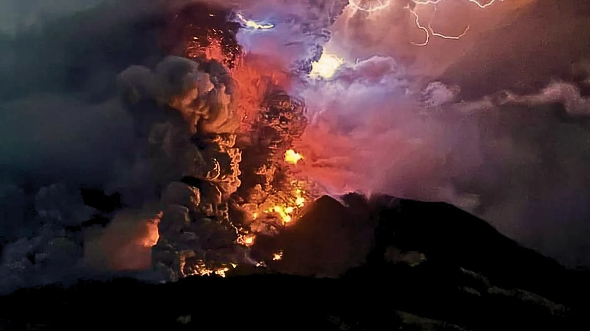 Volcanic Eruption Forces Mass Flight Cancellations to Bali, Indonesia – Scoop Hub