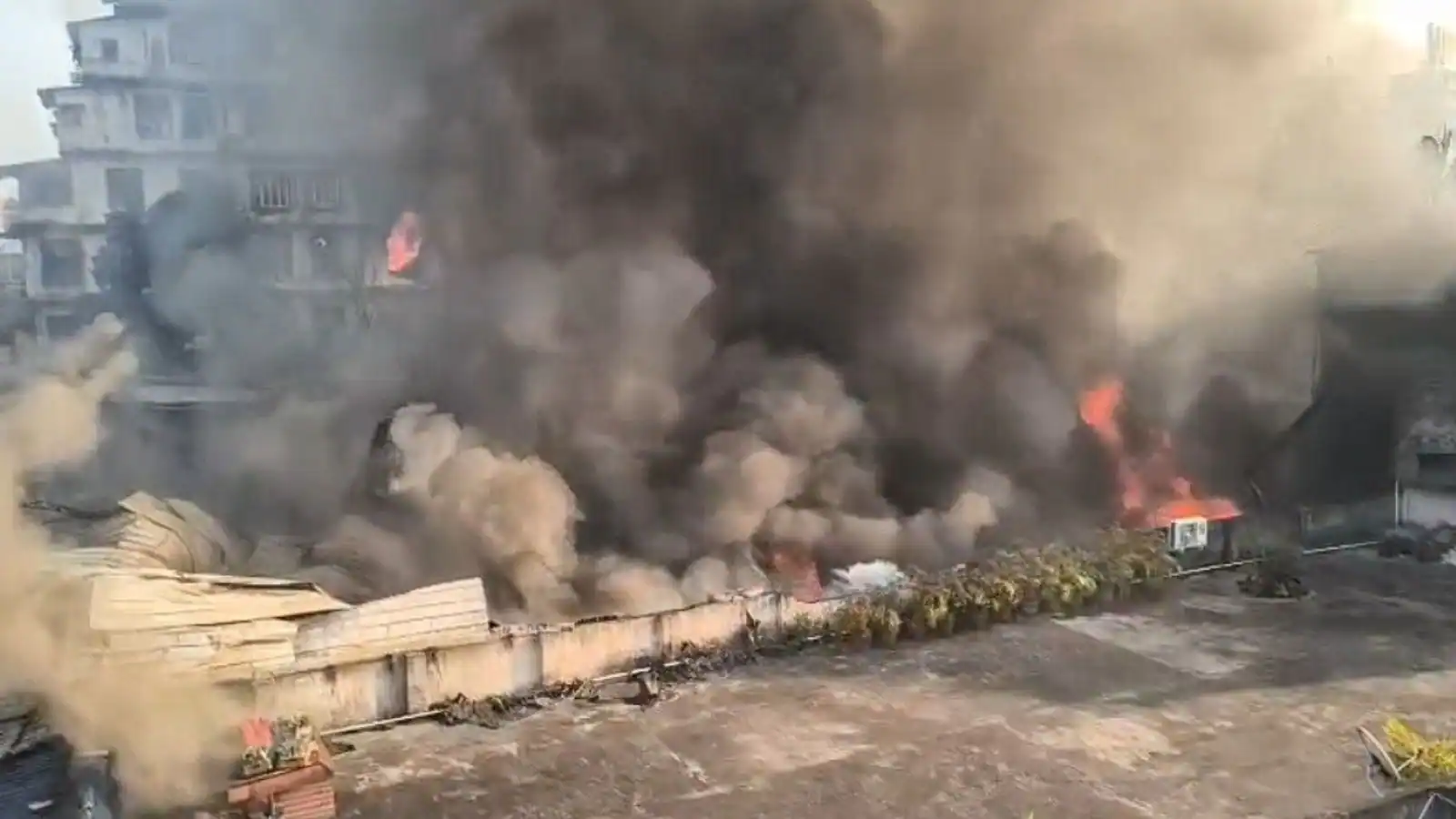 Massive Fire Engulfs Shops in Kolkata’s Ezra Street, Destroys 300 Shops ...